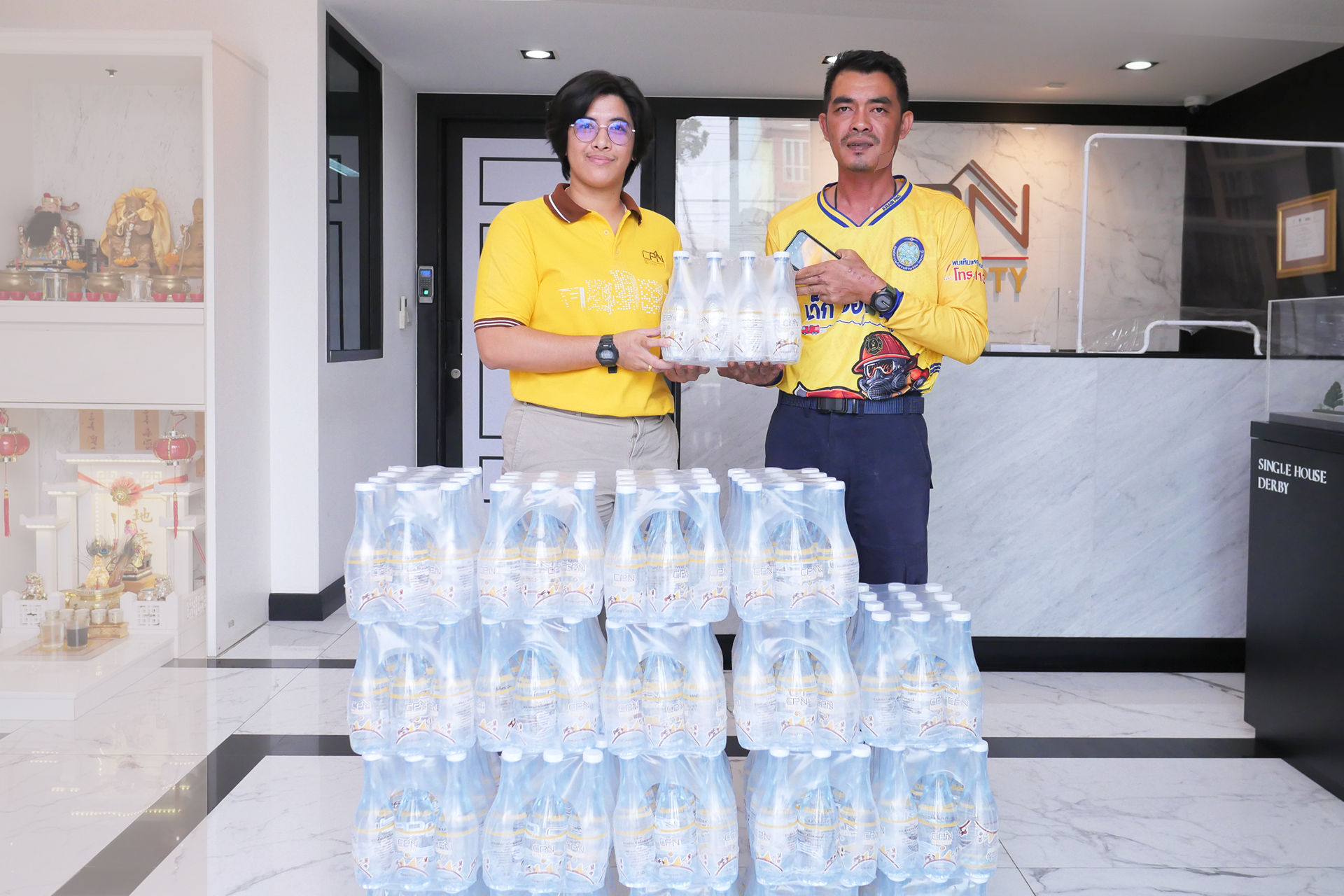 CPN มอบน้ำดื่ม 20 แพ็ค | Welcome to CPNPROPERTY.CO.TH มุ่งมั่น ...
